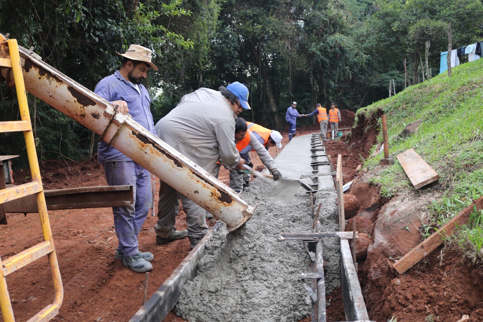 Villa Barreyro avanza con obras de cordón cuneta mediante la Ordenanza ...